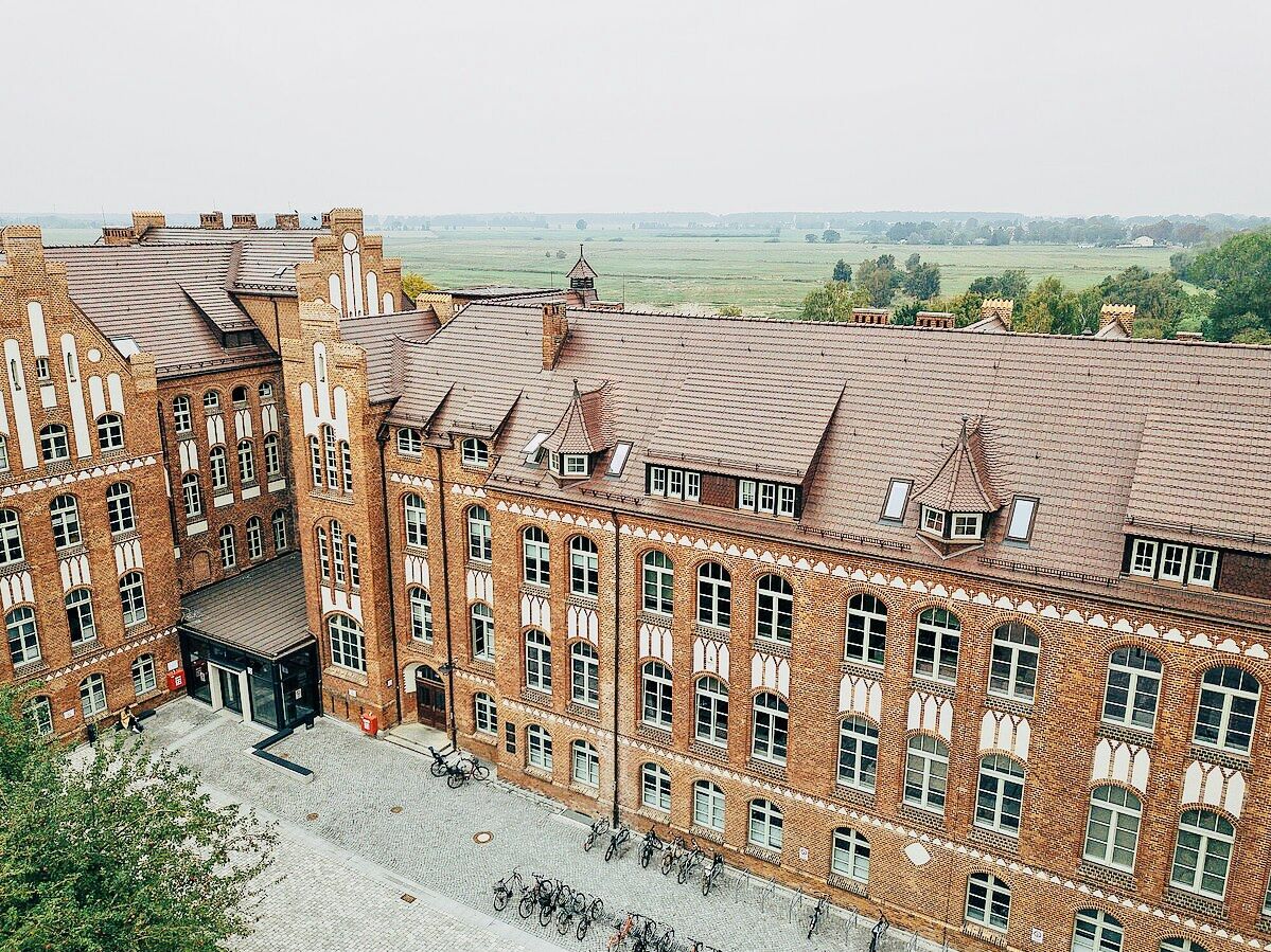 Courses in English at the Faculty of Arts and Humanities - University ...