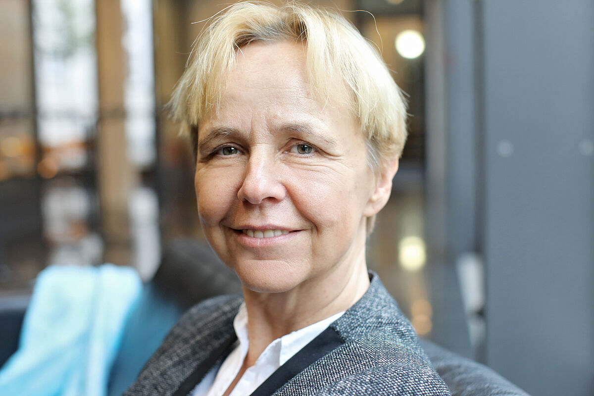 Macrophage (re-)programming in viral pneumonia: role in lung injury and ...